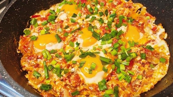 Яичница с помидорами. Очень вкусно и быстро.Шакшука.