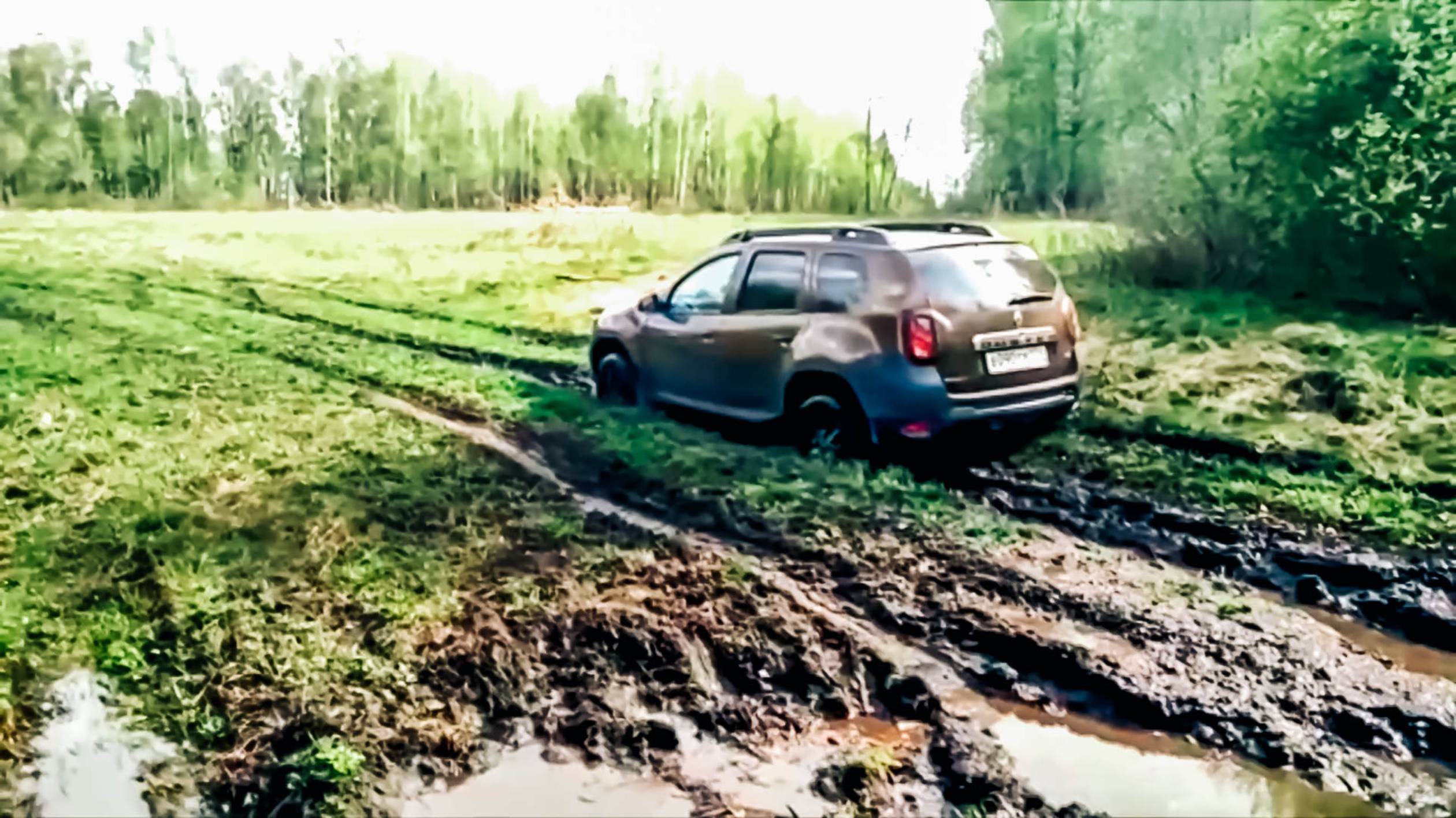 ДИЗЕЛЬНЫЙ ДАСТЕР НА ЛИФТЕ И БЕНЗИНОВЫЙ СТОКОВЫЙ 1.6 ПРОЕЗЖАЮТ ВНЕДОРОЖНЫЙ УЧАСТОК