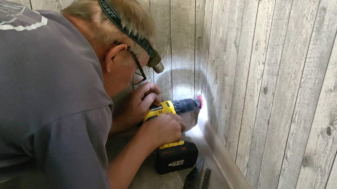 Архив 2023 г. Начали делать отопление в гостевой комнате. Дождь сильный, но не мокрый. Живем в селе