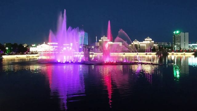 Челябинск иллюминация вечернего города Набережная фонтаны, Кировка.   30.05.2025г