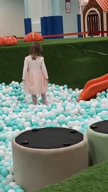 Полина играет в Kids Play Zone