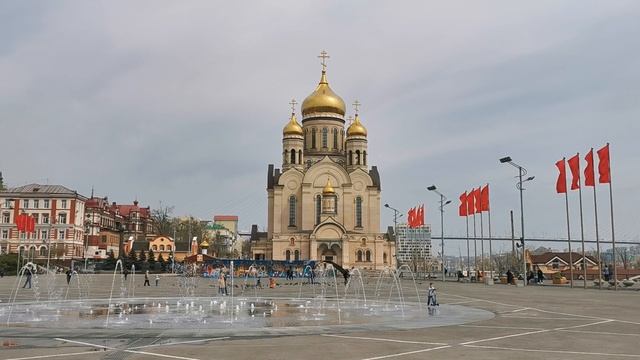 Сухой фонтан на площади и Спасо-Преображенский кафедральный собор в г. Владивосток_20220504_151544