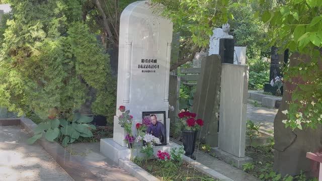 БЛИЗКИЕ И ДРУЗЬЯ НА МОГИЛЕ ОЛЕГА ЕФРЕМОВА В ДЕНЬ ПАМЯТИ | НОВОДЕВИЧЬЕ КЛАДБИЩЕ 24 МАЯ 2025