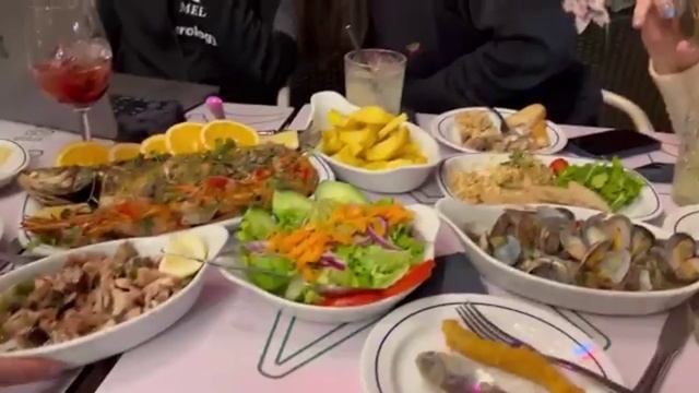 Наш ужин в одном из уличных ресторанов Лиссабона