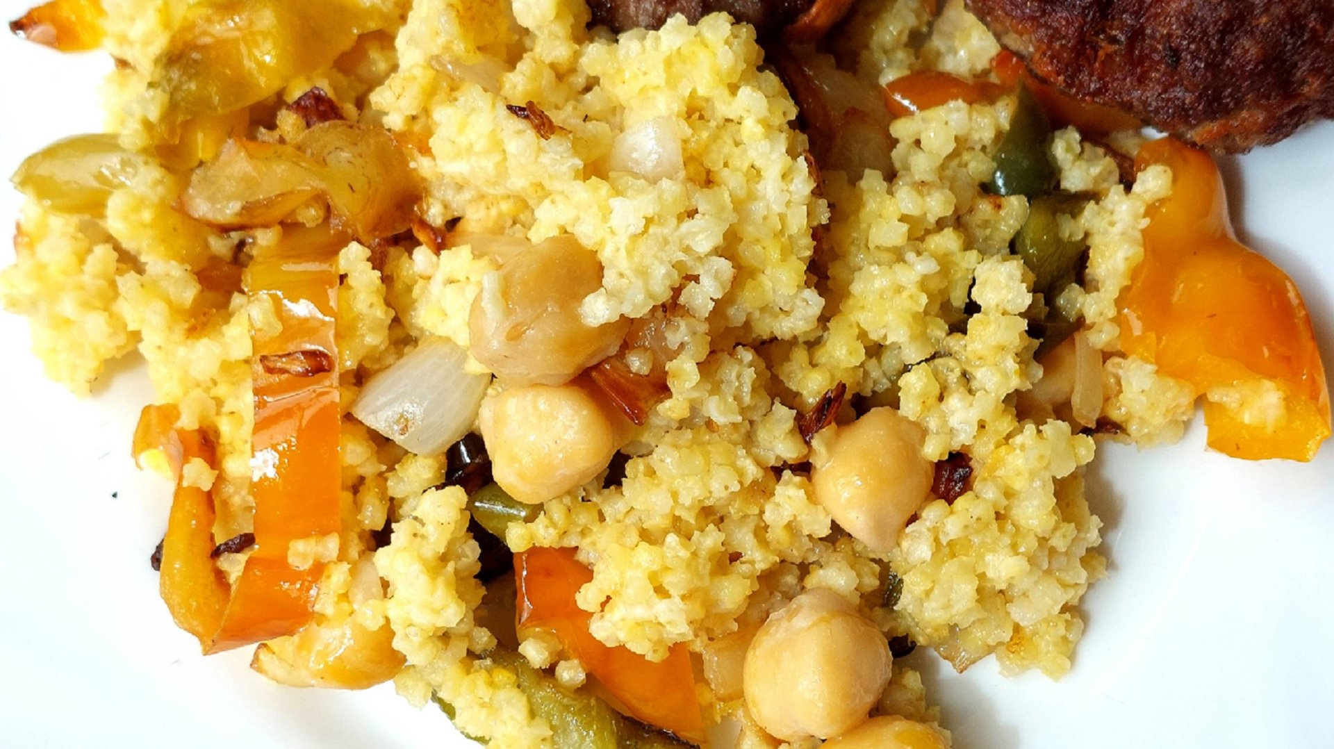 Яркая, рассыпчатая пшённая каша с ароматными овощами и нутом. Аппетитный вид, обогащенный вкус.