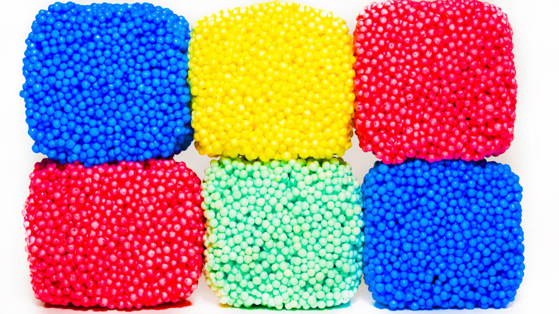 Учим Цвета и открываем РАЗНОЦВЕТНЫЕ КУБИКИ из ШАРИКОВОГО ПЛАСТИЛИНА с игрушками