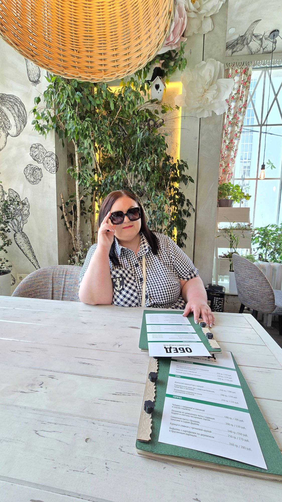 Ресторан два деда 🤗
Встреча с подругой ☀️
Пойдёмте прогуляемся 🌺🌿