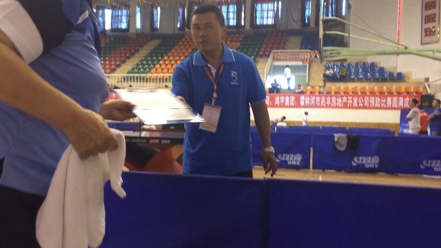 Перед игрой в Китае. Судья с сигаретой, июль 2014