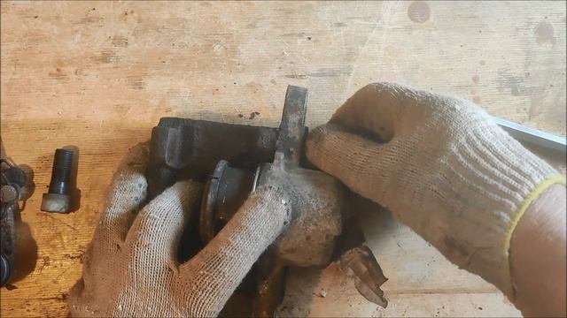 Ремонт заклинившего тормозного суппорта автомобиля.