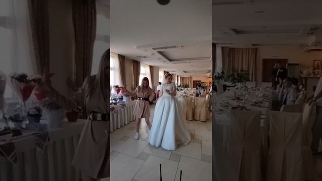 Невеста с подружкой танцуют на свадьбе