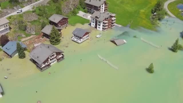 Швейцария Угроза наводнения_ в Швейцарии эвакуируют деревни —