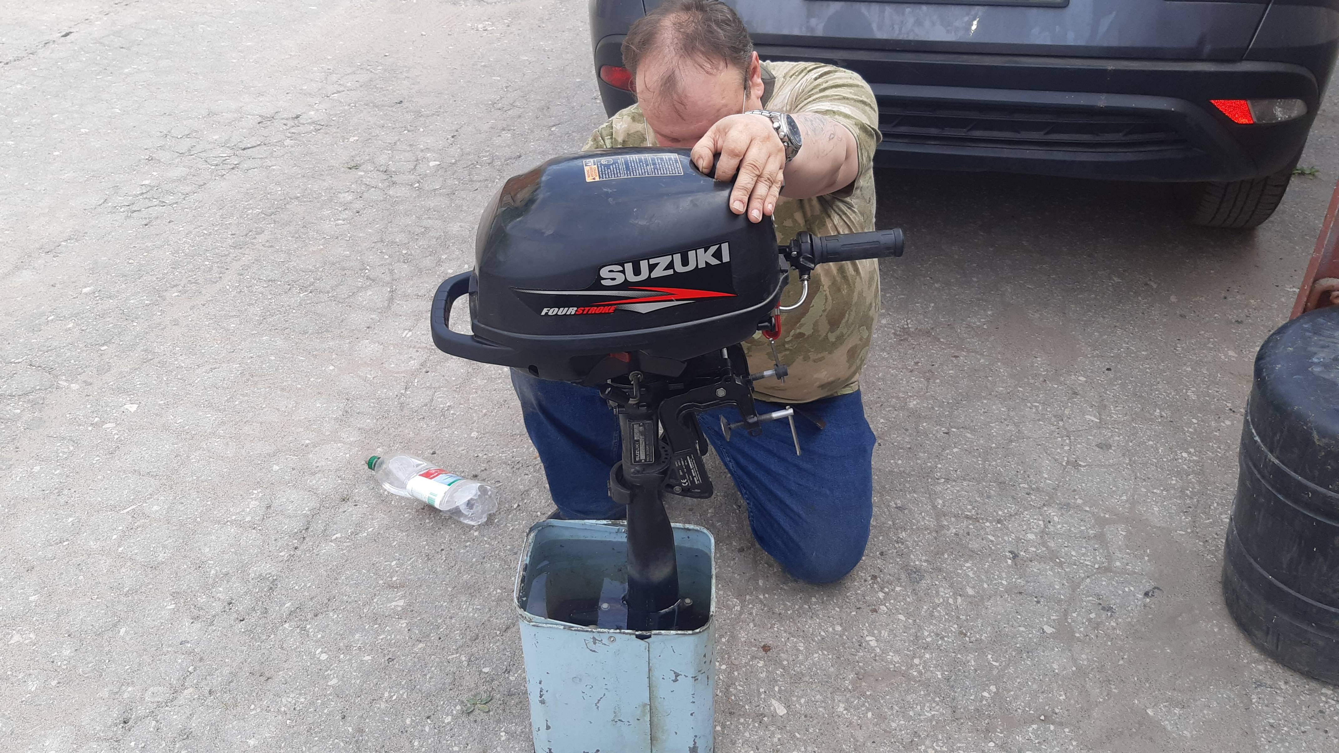 Мотор лодочный Suzuki DF2.5S работа мотора на промывочном масле.