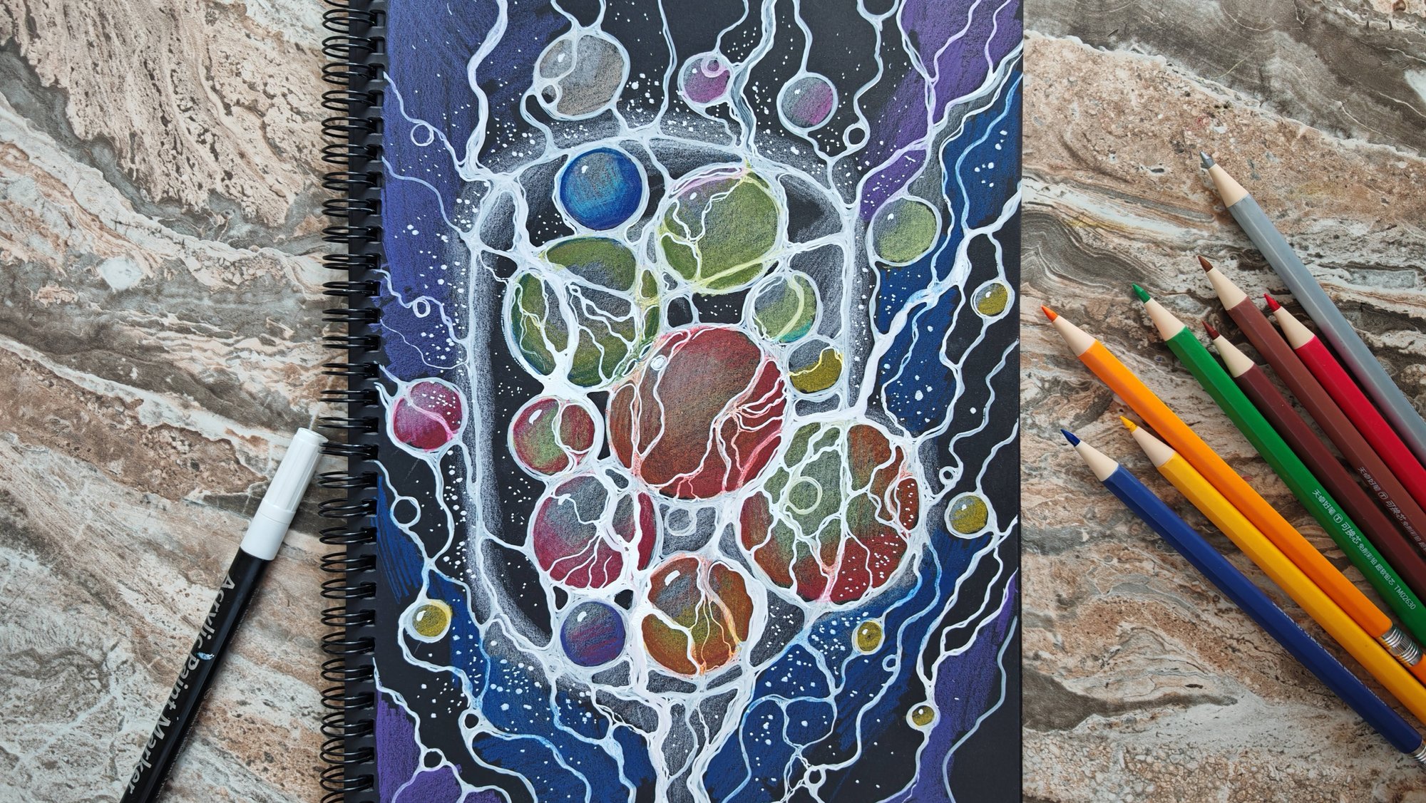 Рисование нейроарта на черной бумаге.