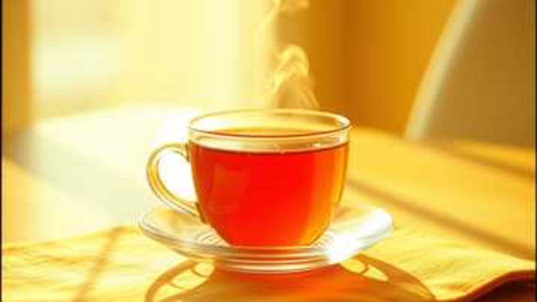 Кружка с чаем на столе