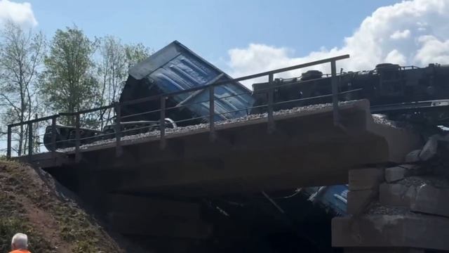 Хинштейн с места происшествия, где сегодня ночью сошёл с рельс поезд