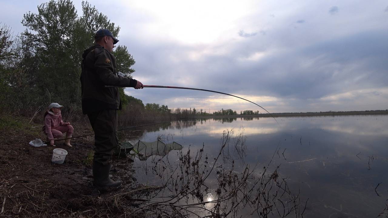Закинули поплавки в болото и пошла жара . Рыбалка