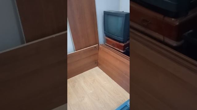 Собираем шкаф в пристройке, начинаем расхламлять пространство.