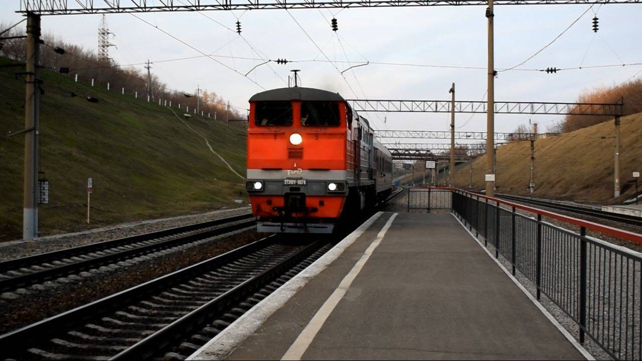 Тепловоз 2ТЭ10У-0074А с вагоном-лабораторией.