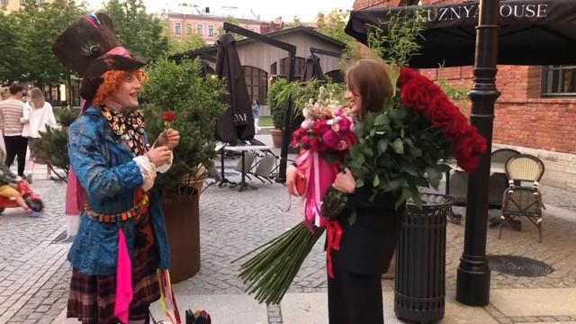 Сюрприз на день рождения - флешмоб от актеров в СПб: Мишка Тедди, сердце-курьер и Шляпник