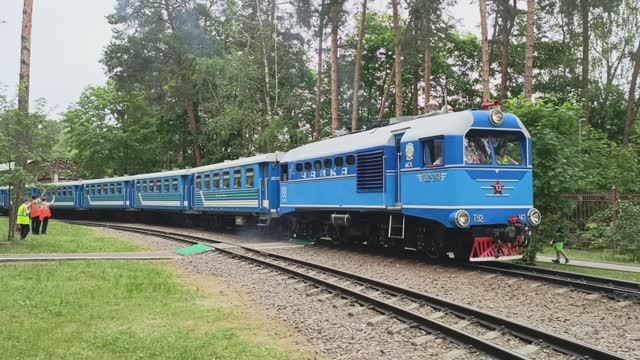 Тепловоз ТУ-2 с пассажирским составом на станции "Пионерская" Московской ДЖД (31.05.2025)