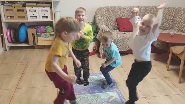 Подвижная игра "Берег-река" с малышами на программах "ПредАзбука" и "Азбука"