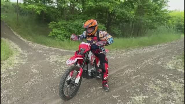 Тренируюсь резкий старт с места и учусь ездить в стойке Покатушки эндуро мотоцикл JHL 300 кубов