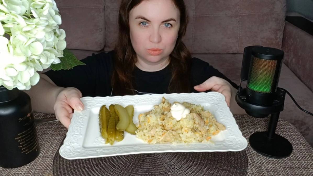 Домашняя еда, рис с мясом и маринованными огурчиками. Мукбанг.