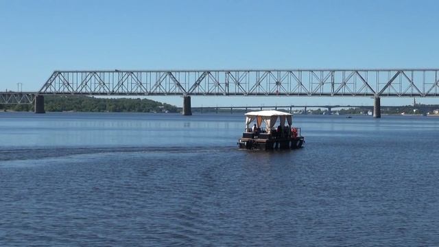 Осмотр понтона инспектором ГИМС