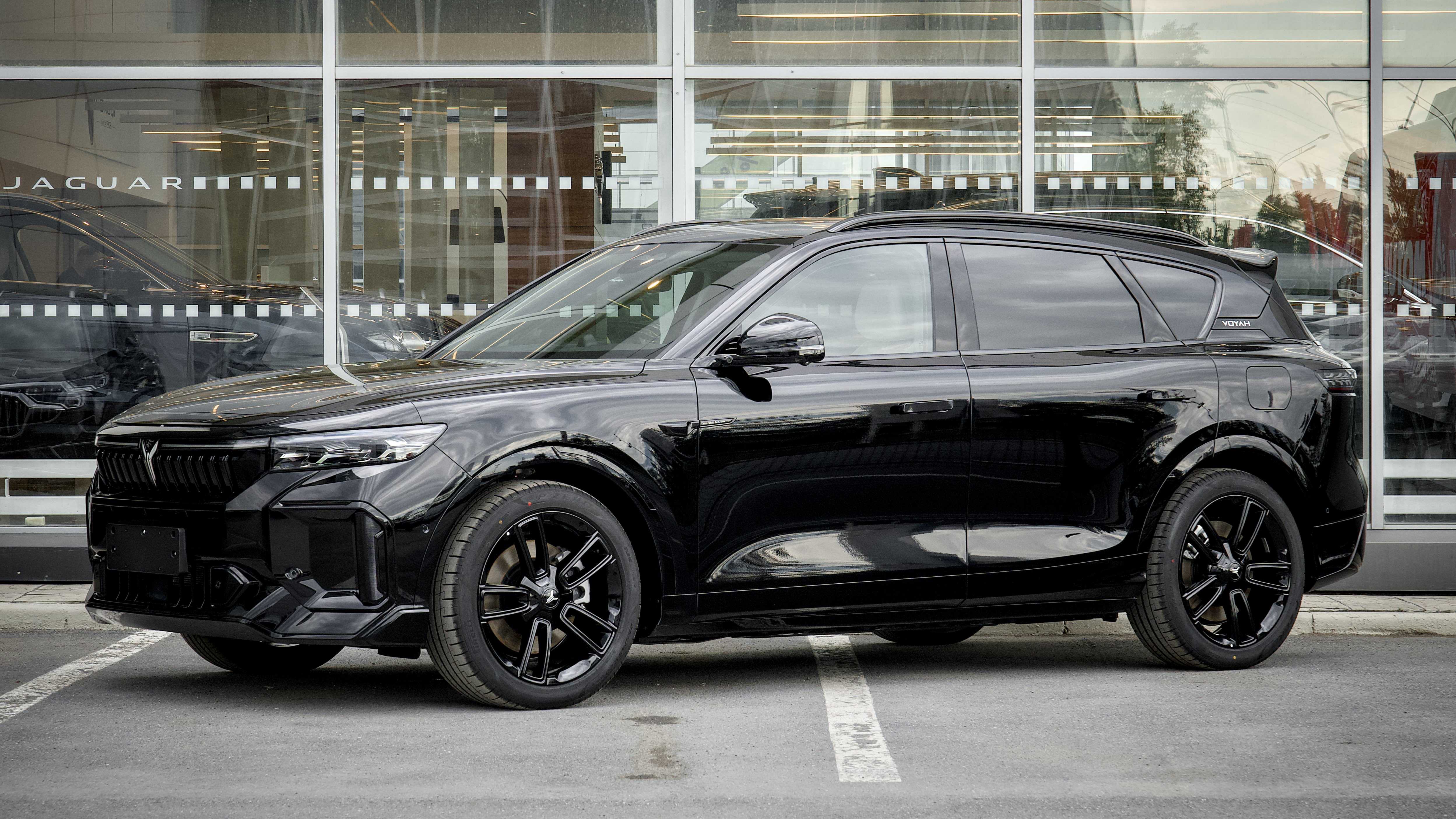 Voyah Free SE (Black - Grey)