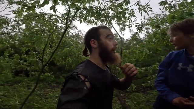 Пережил торнадо в лесу в шалаше из веток