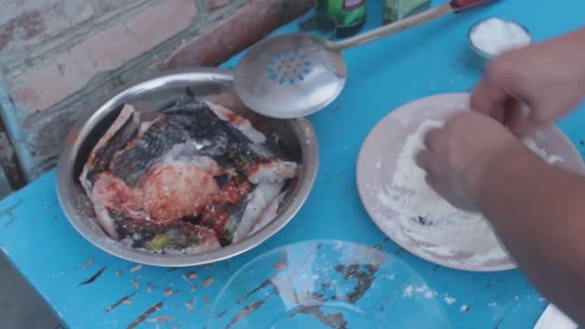 ЖАРИМ СОМА И ЩУКУ В КАЗАНЕ.