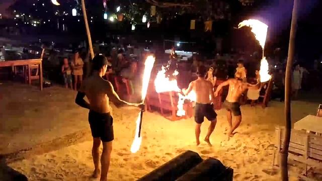 Файер шоу. Таиланд. Остров Самет.