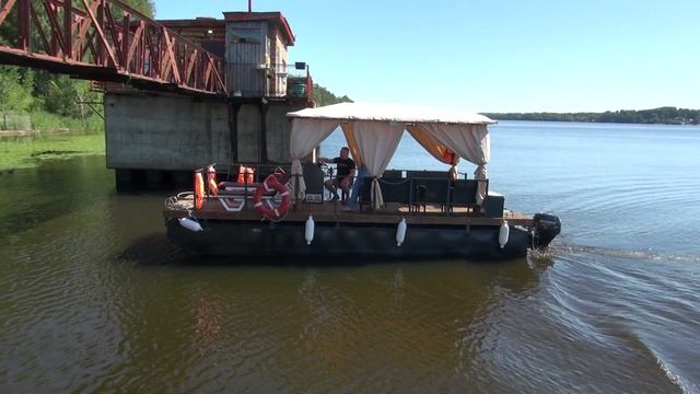 Осмотр понтона инспектором ГИМС