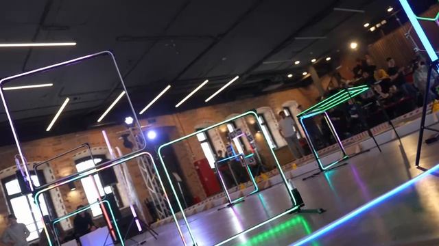 Чкмпионат беспилотный футбол. Футбольный дрон с трассой в действии.