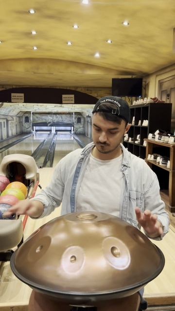 Где только ни встретишь людей с космическими музыкальными тарелками!