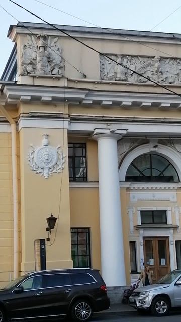 Декоративный портик. Конюшни Михайловского замка. Правый павильон. Инженерная, 13.