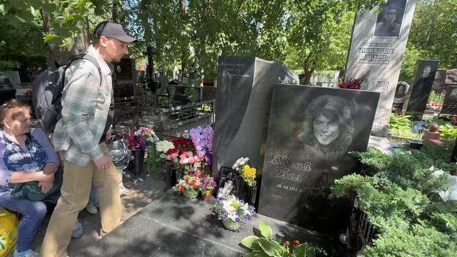 РОДНЫЕ ЖЕНИ БЕЛОУСОВА И ПОКЛОННИКИ НА МОГИЛЕ МУЗЫКАНТА В ДЕНЬ ПАМЯТИ КУНЦЕВСКОЕ КЛАДБИЩЕ 2.06.2025