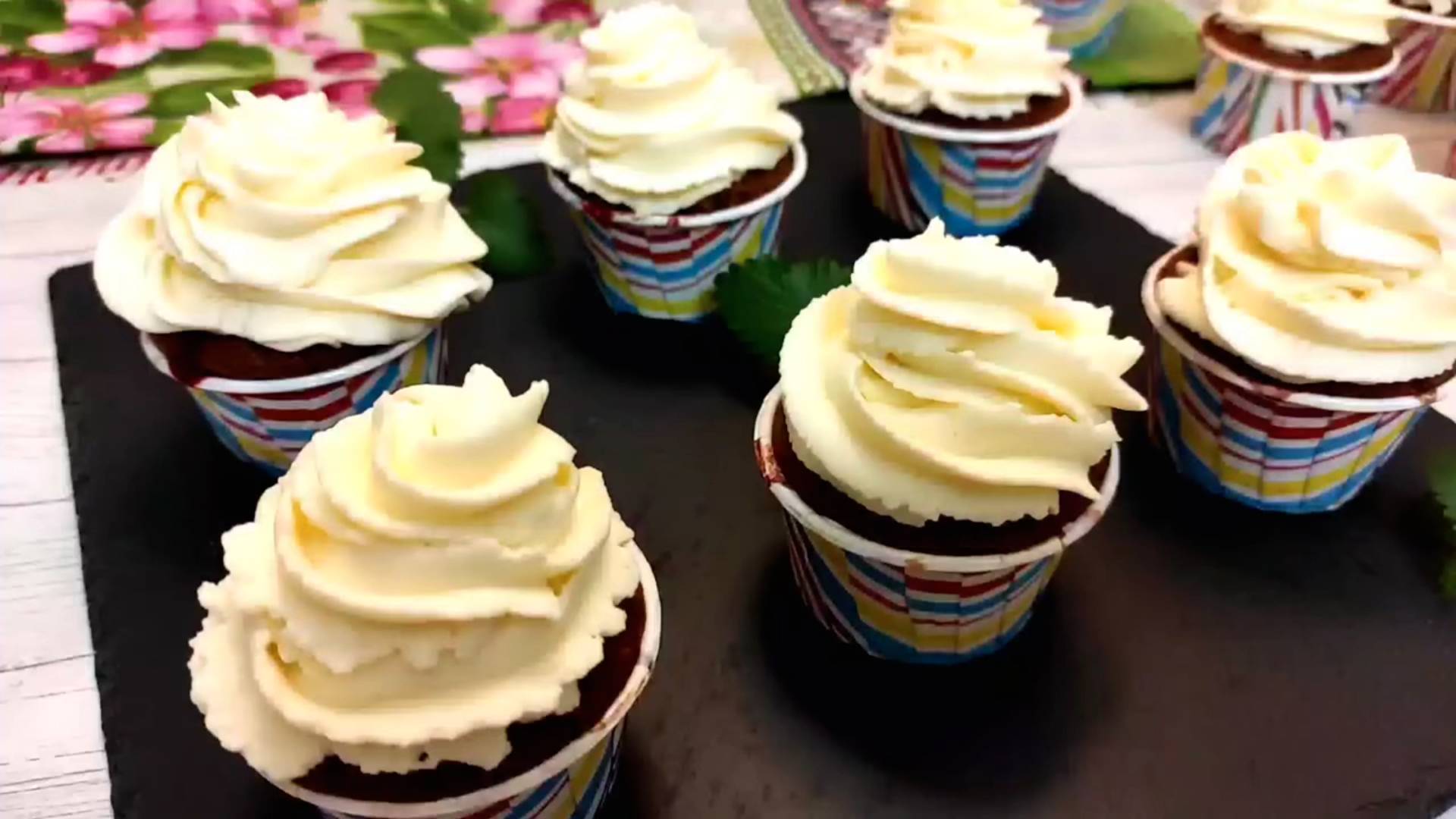 Шоколадные капкейки с клубникой