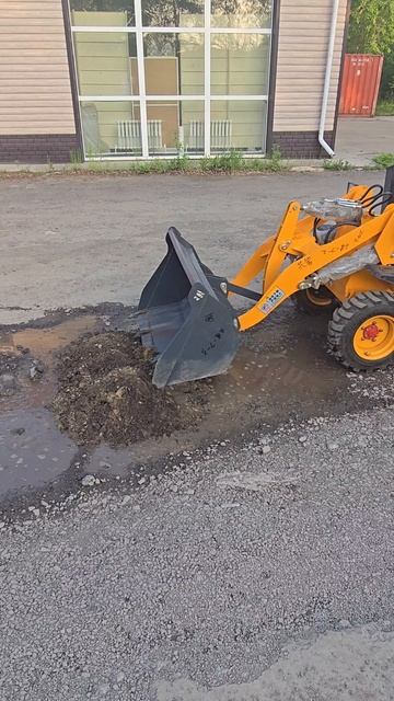 Фронтальный мини-погрузчик Chinagun Бычок в действии.