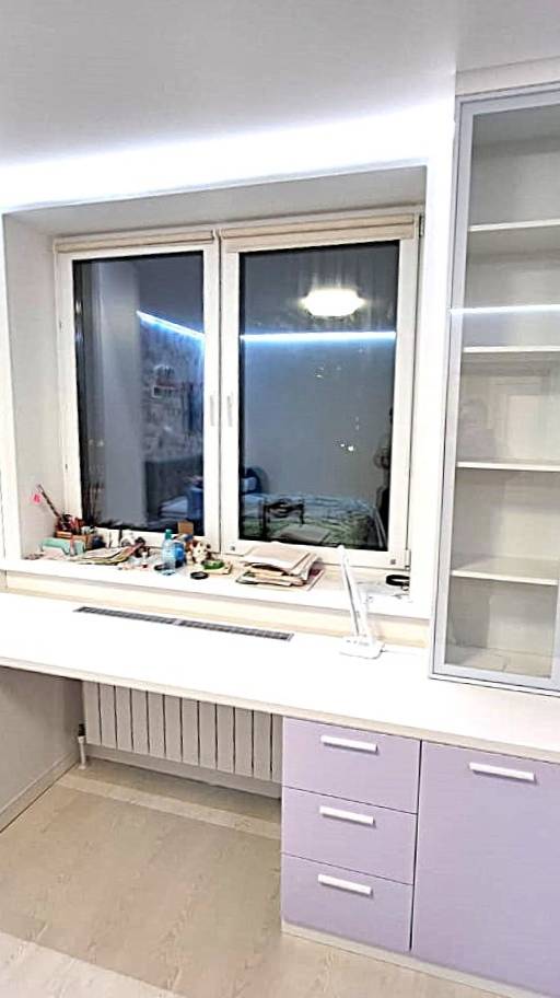 Элинор - стенка в детскую для девочки в розово-белом цвете, с письменным столом у окна на заказ.