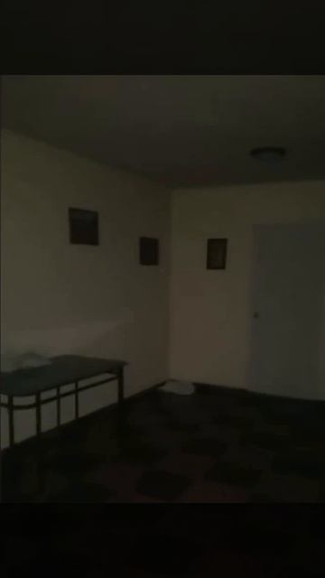 Призрак в доме ночью закрыл дверь в спальню