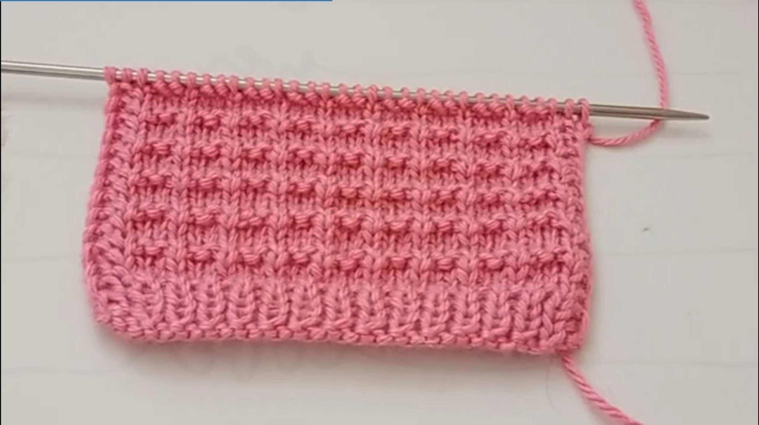 Простой плотный узор спицами.