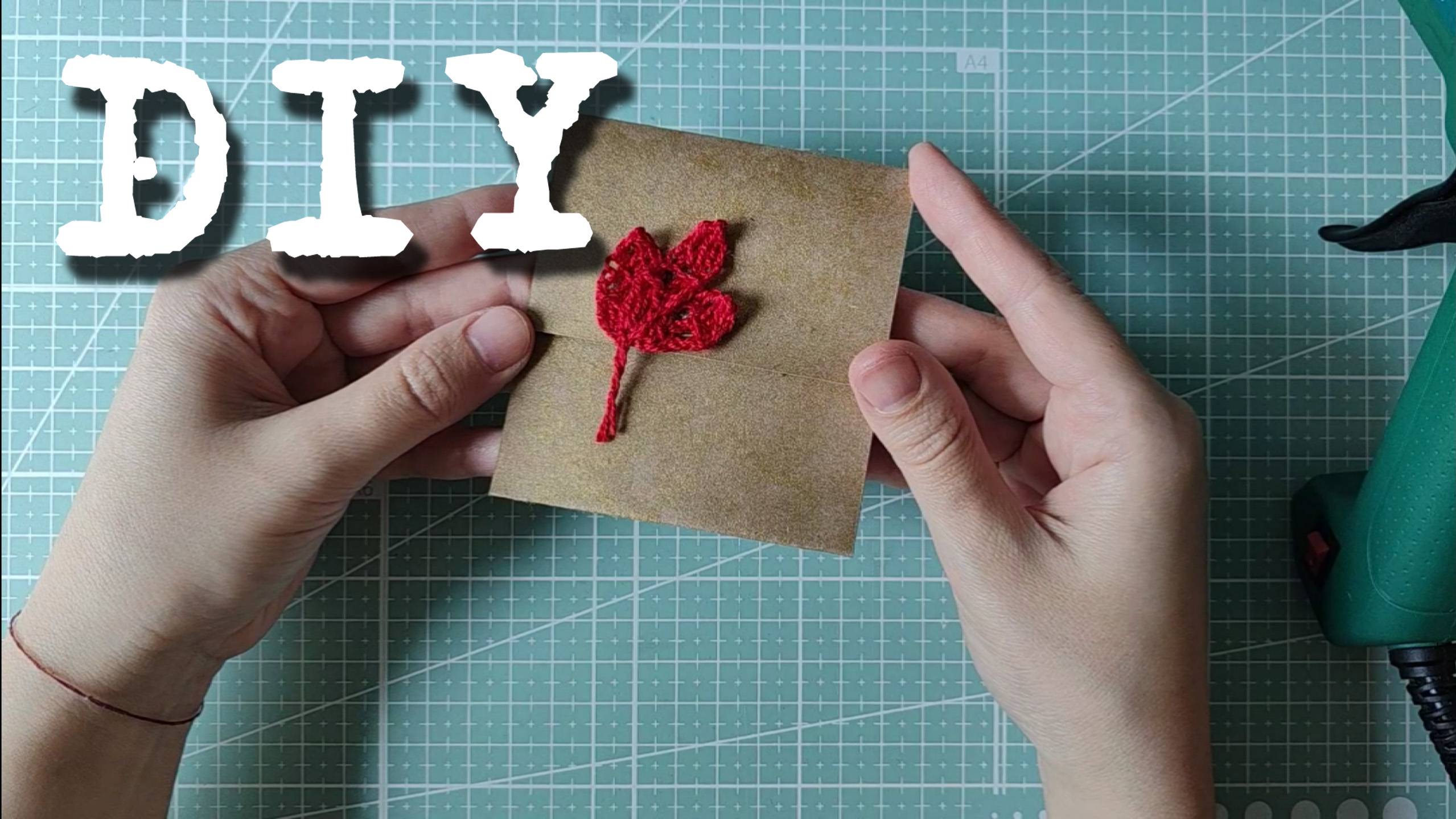 Маленький конверт украшенный вязанием крючком