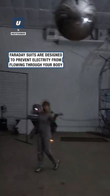 Девушка и генератор Тесла.