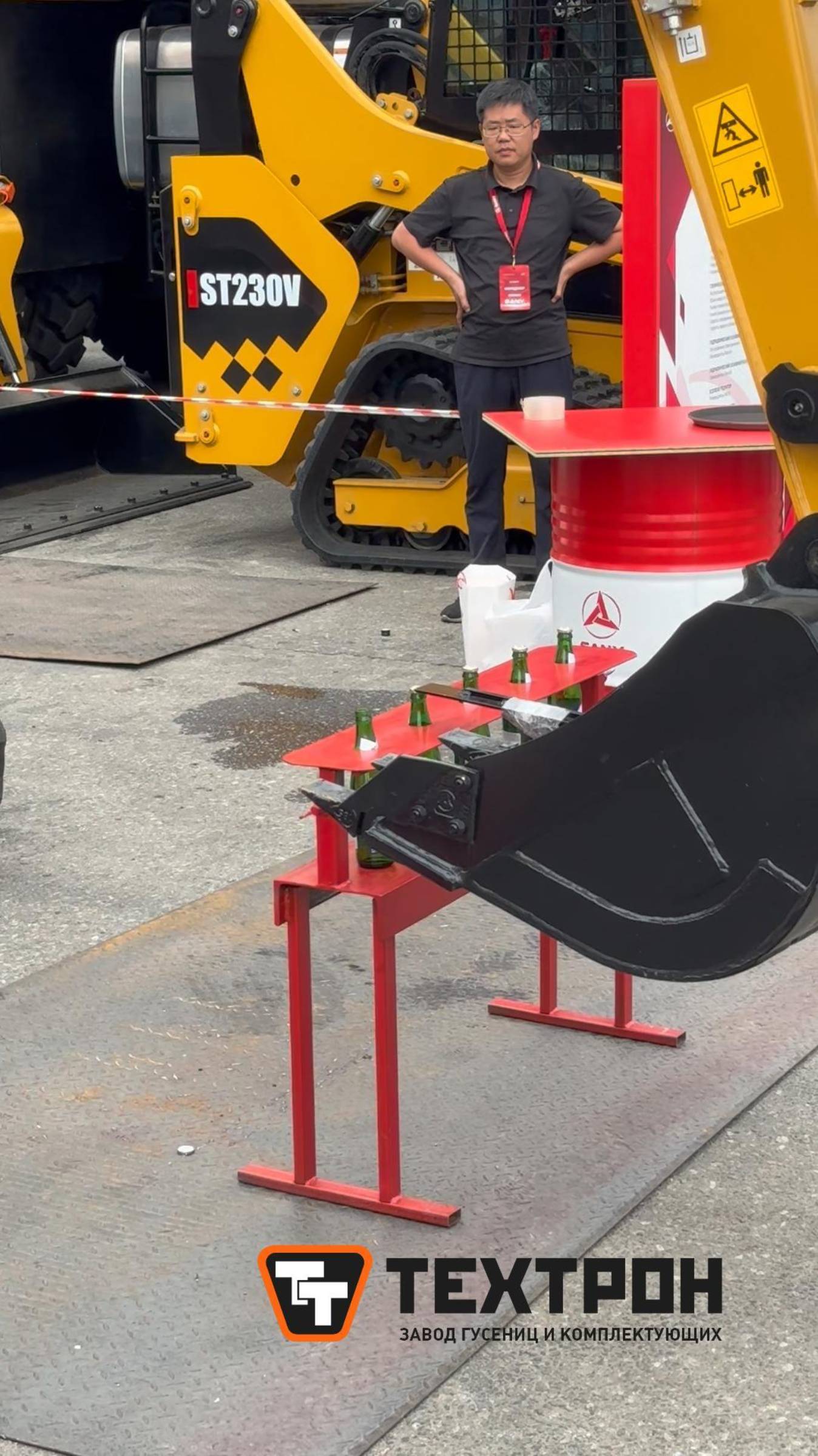 Экскаватор открывает бутылки!