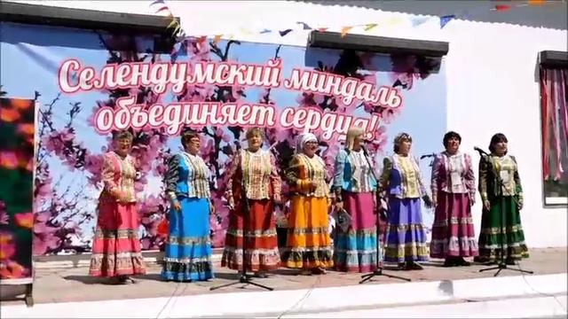 Соседушки - яблони в саду