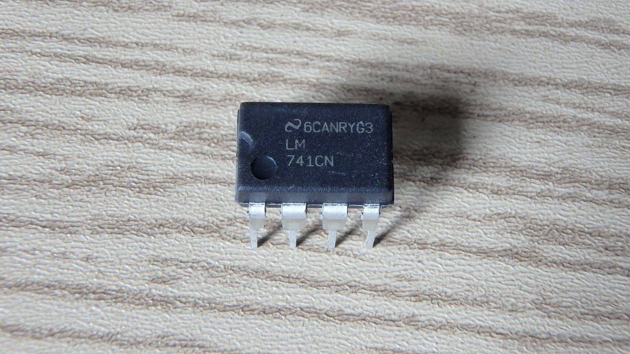 RS триггер на ОУ. Сенсорный выключатель.