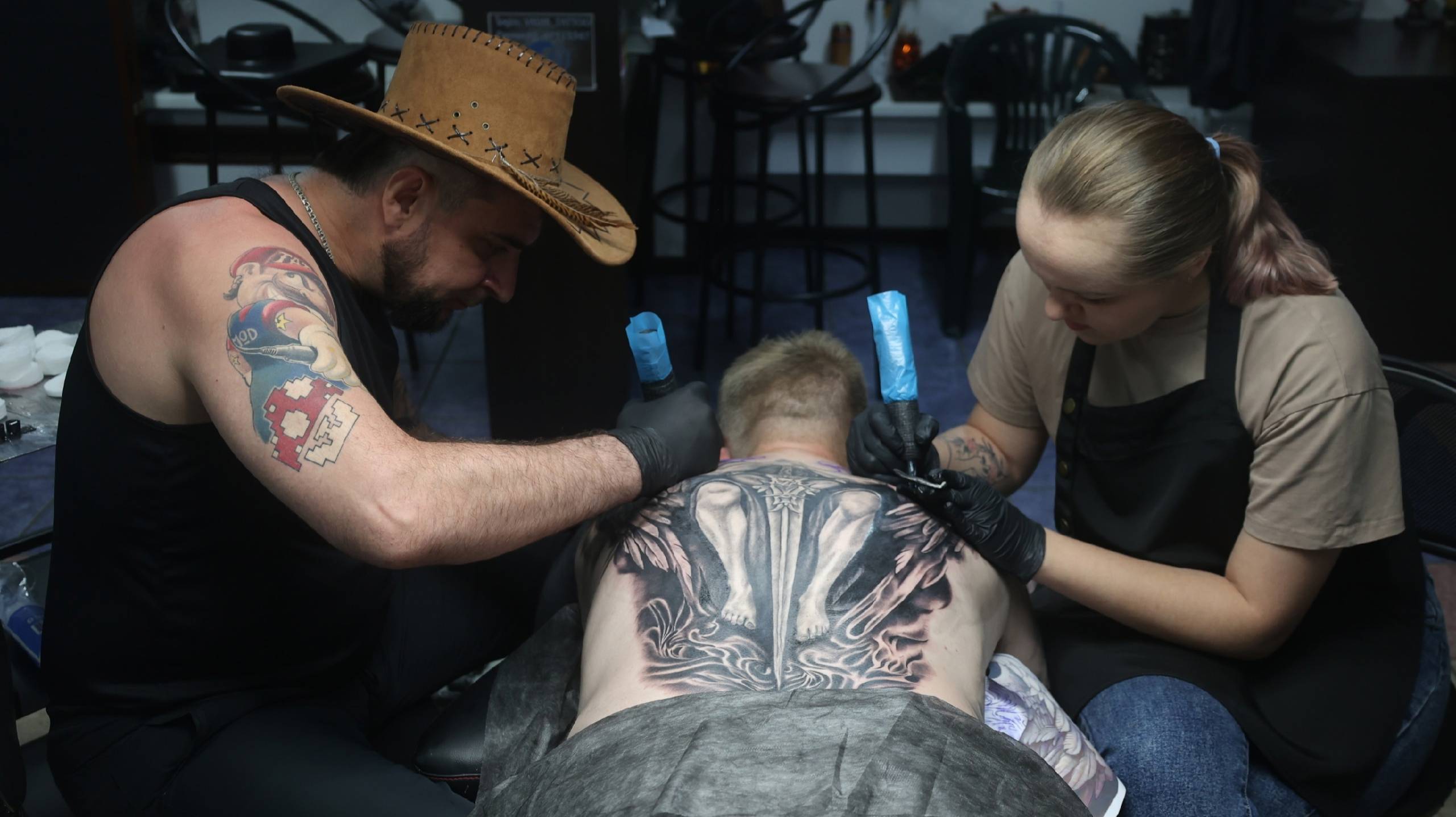 Тату Архангел во всю спину, двумя мастерами разом.