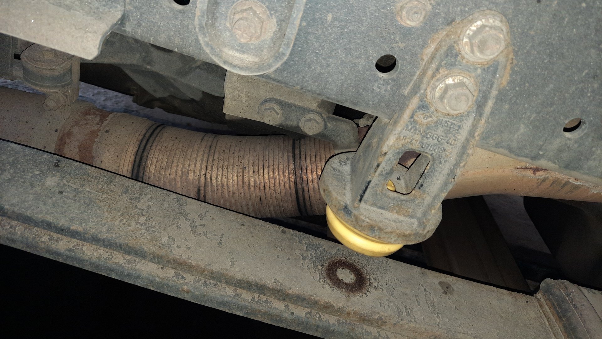 Как поставить задний отбойник рессоры MAN TGX