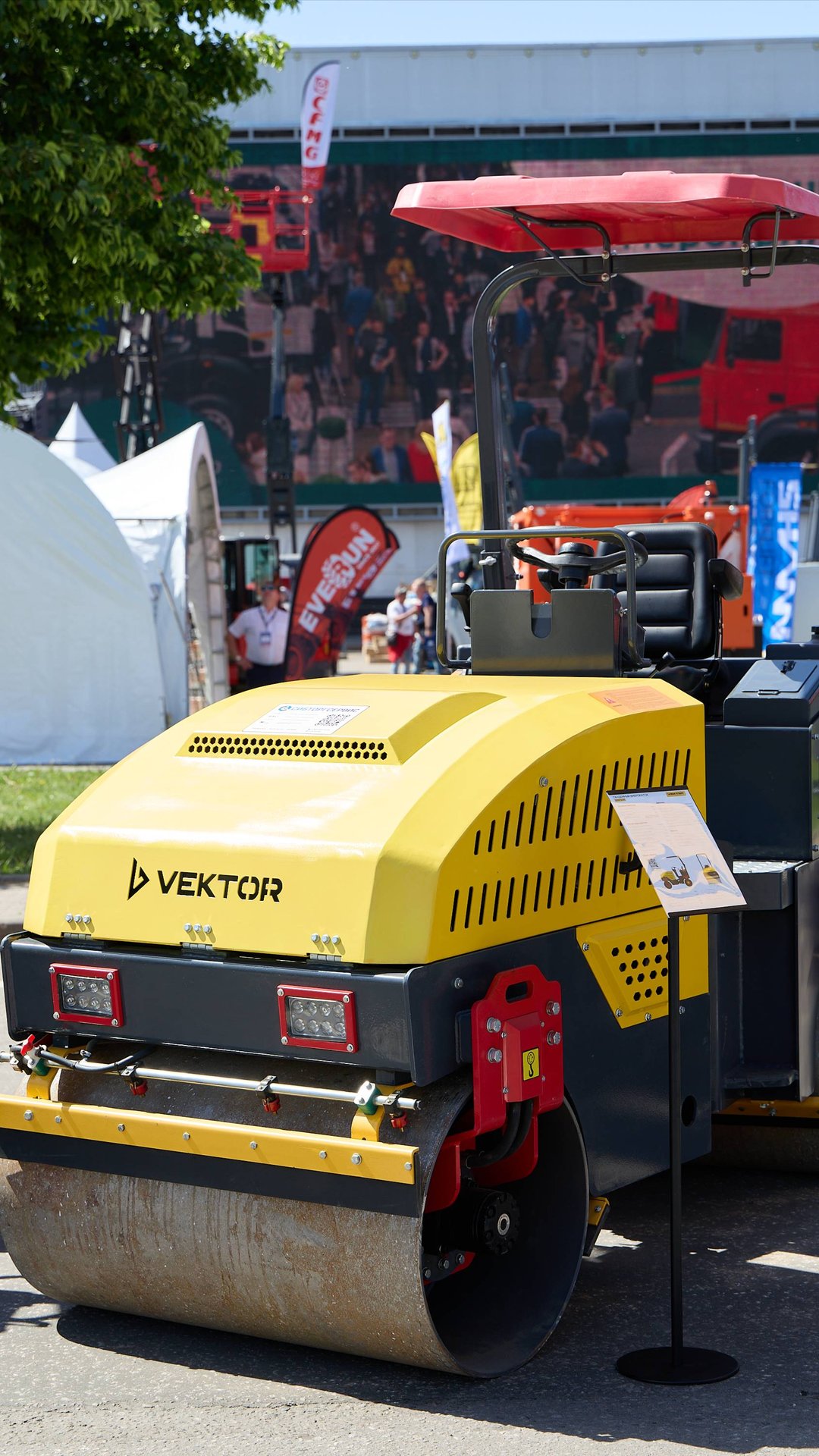 Средний тротуарный каток VEKTOR VRDR-2000: обзор